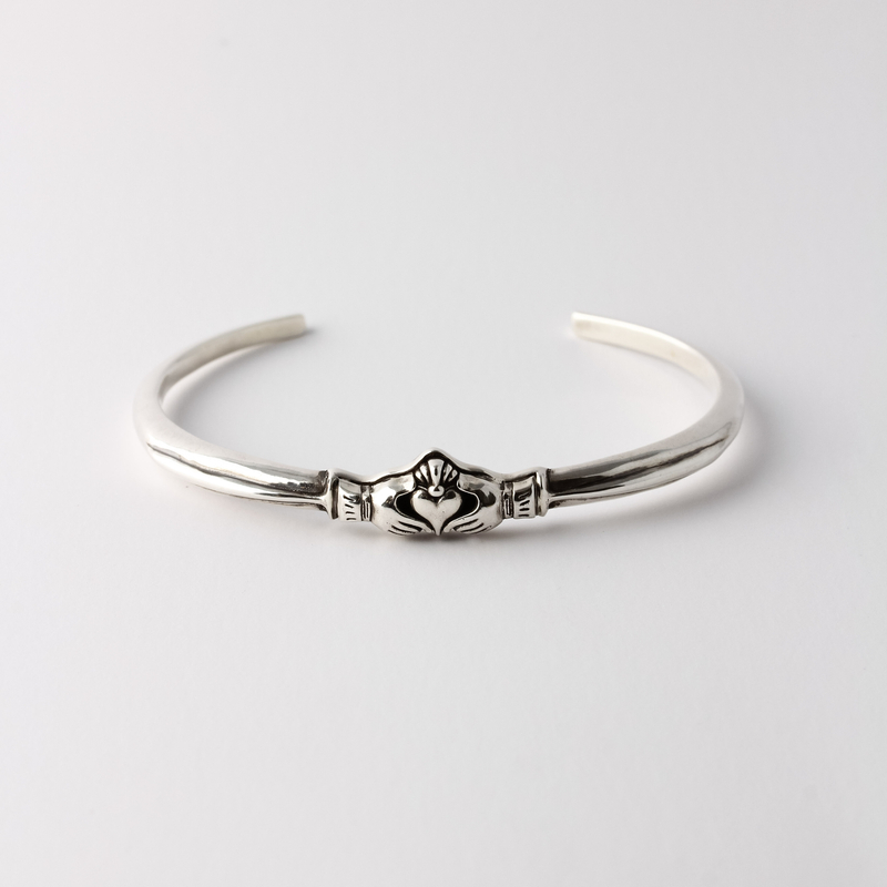 CLADDAGH CUFF BANGLE | 189,000원 | 아몬즈 주얼리
